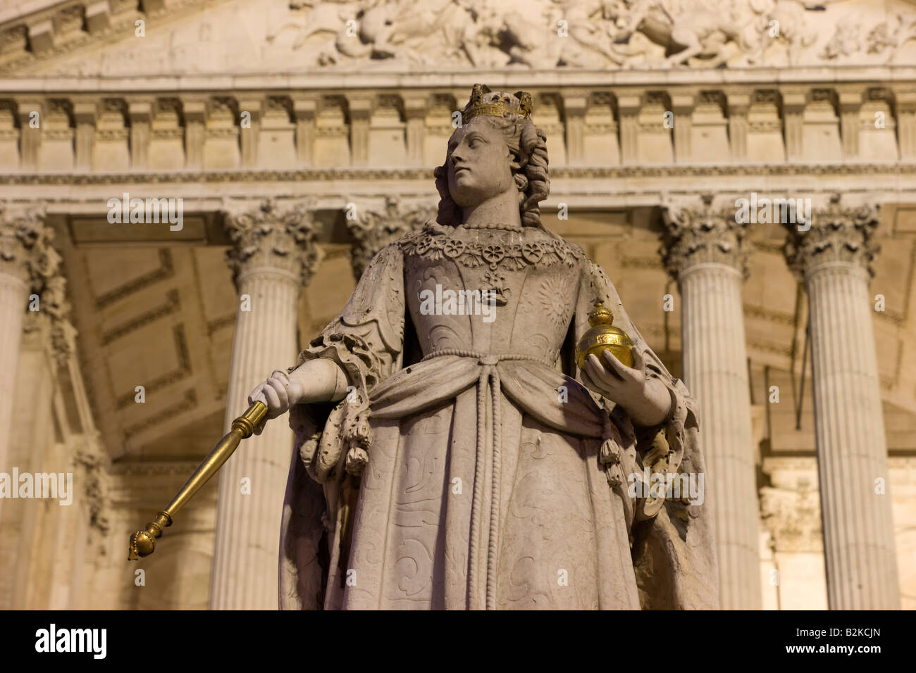 QUEEN ANNE STATUE WEST FRONT SAINT PAULS CATHEDRAL LUDGATE HILL LONDON ...