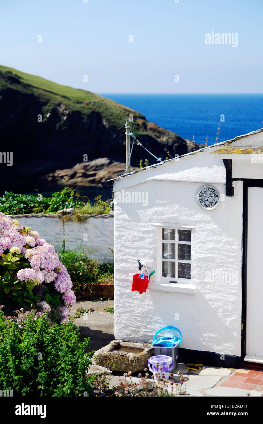 Cornwall cottage cliff hi-res stock photography and images - Alamy