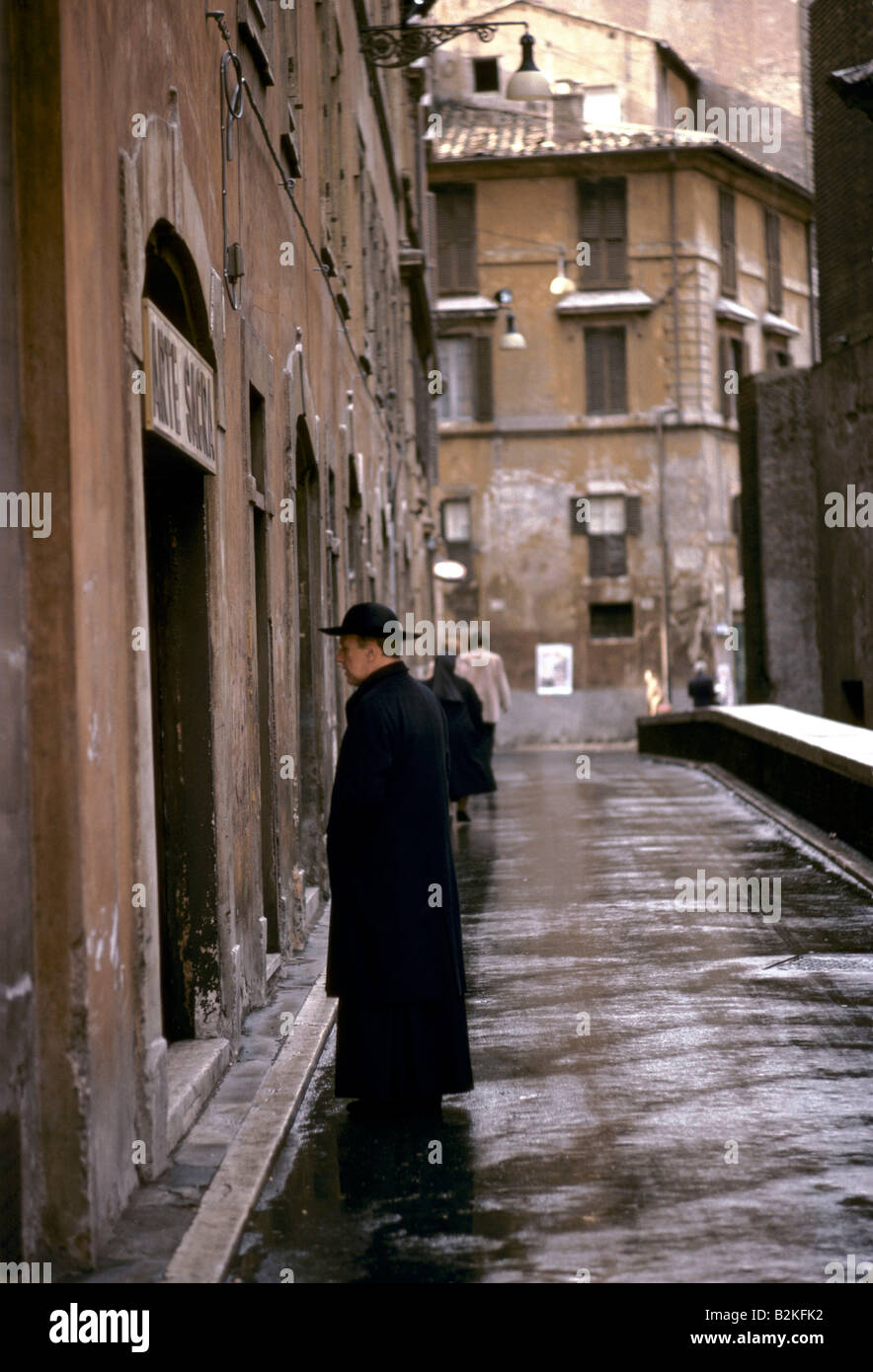 ROME STREET SCENE DECEMBER 1988 PRIEST Stock Photo - Alamy