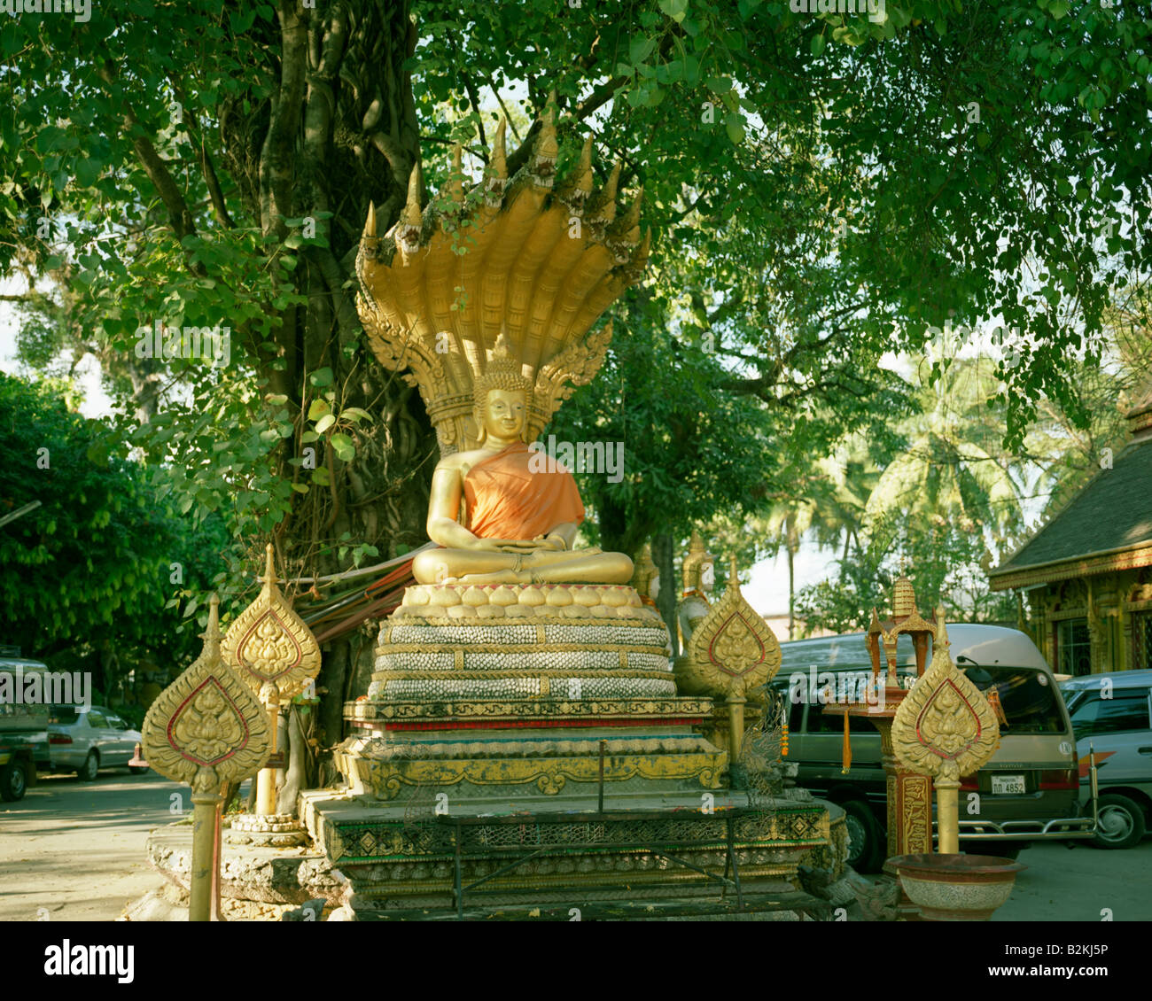 Seated buddha sculpture wat hi-res stock photography and images - Alamy