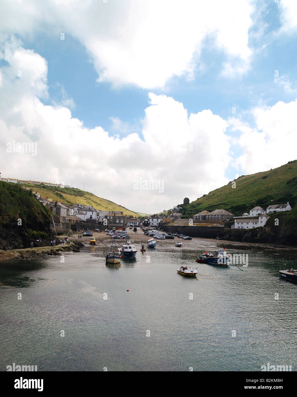 A view of Port Isaac Harbour, Cornwall Stock Photo - Alamy