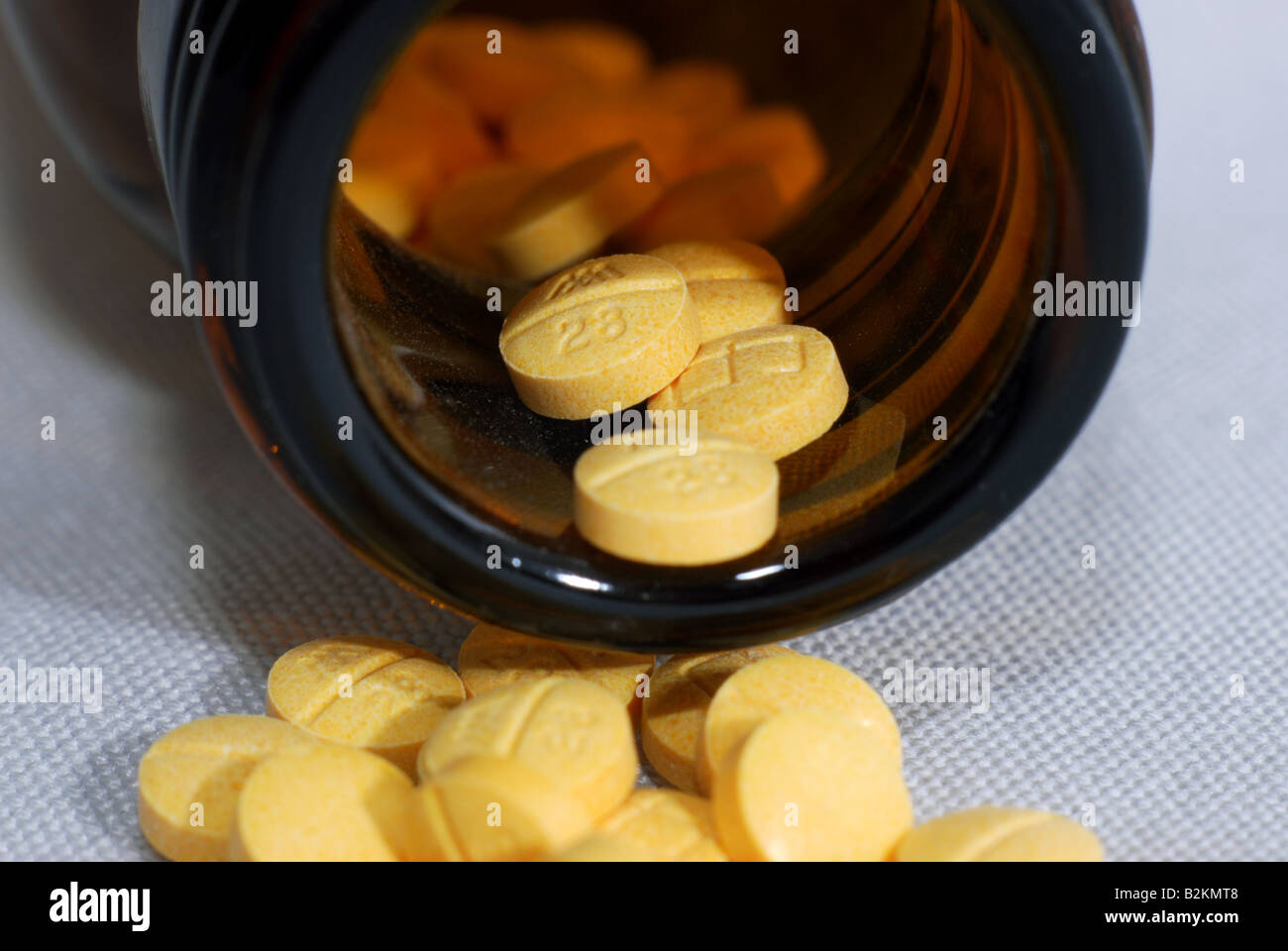 generic image of Folic acid Vitamin B tablets which are prescribed to ...