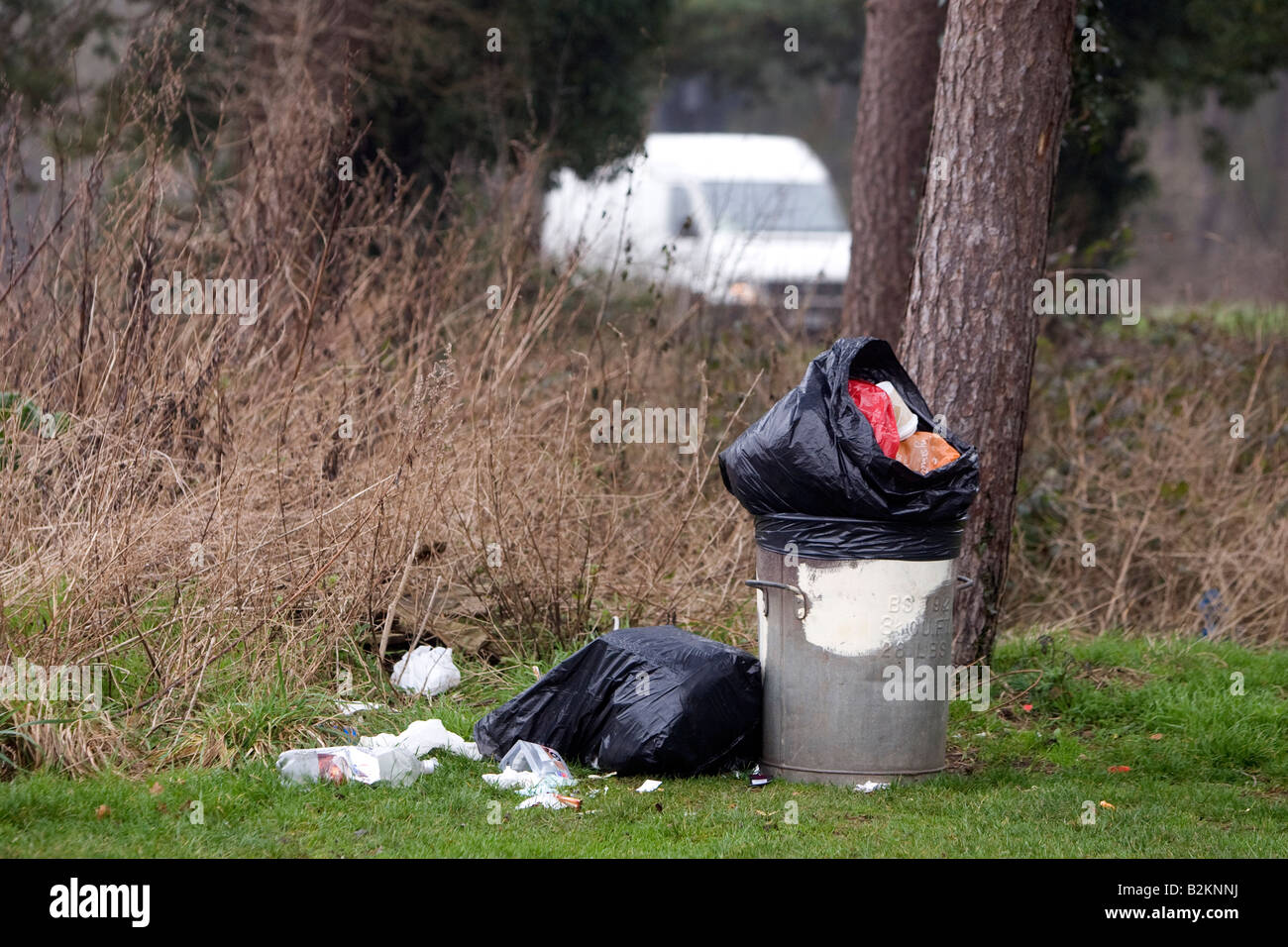 Rubbish overflow hi-res stock photography and images - Alamy