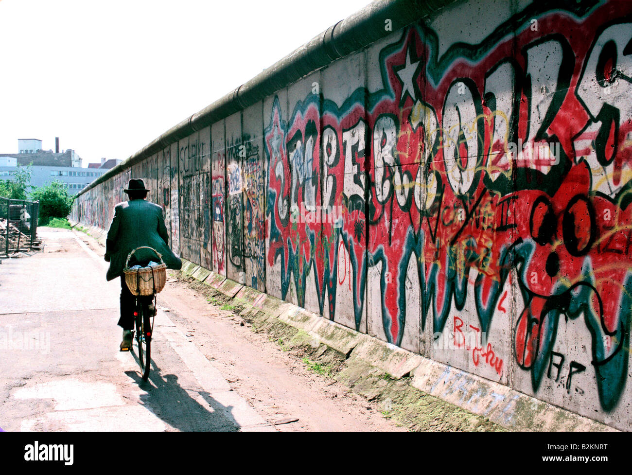 the berlin wall pre-unification 1986 Stock Photo - Alamy