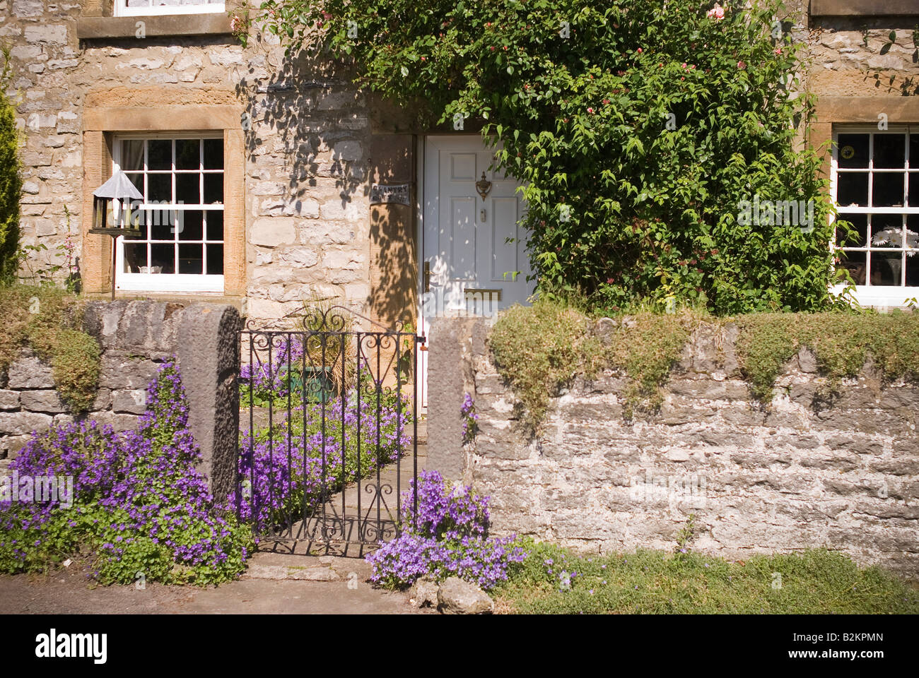 Stone holiday cottage hi-res stock photography and images - Alamy