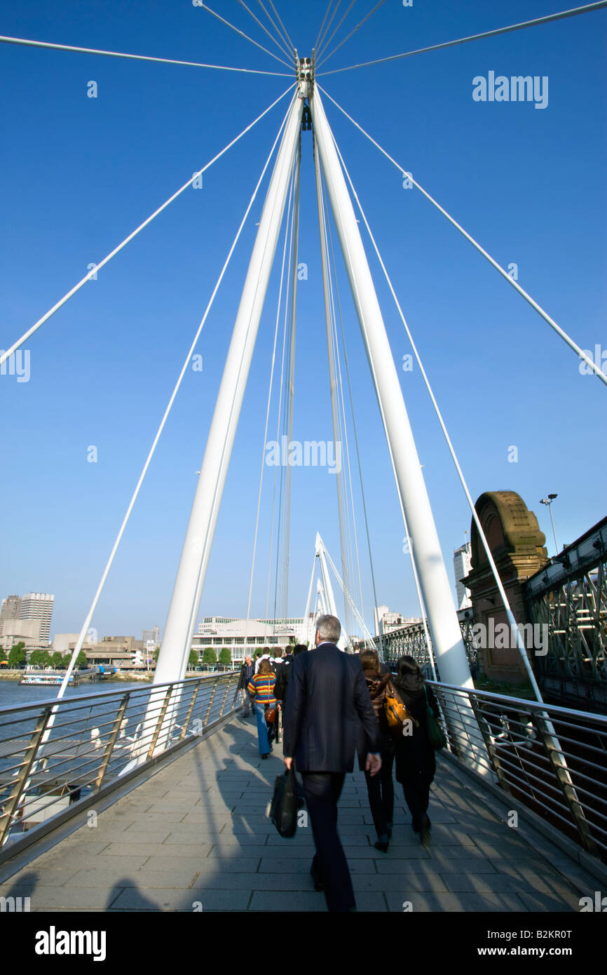 RUSH HOUR COMMUTERS HUNGERFORD WATERLOO SUSPENSION FOOTBRIDGE LONDON ...