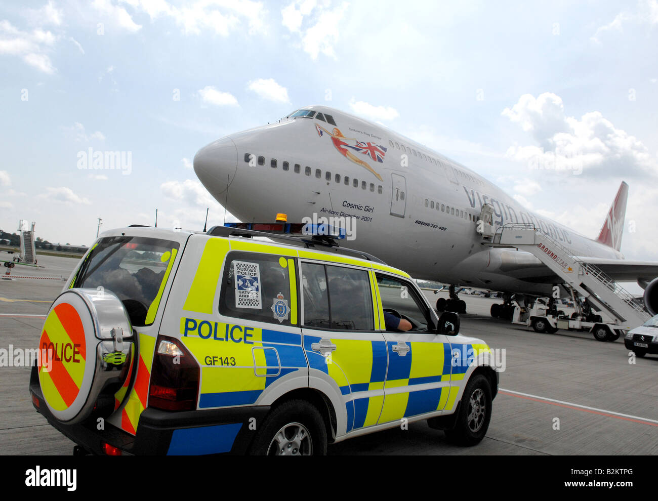 Security guard uk airport hi-res stock photography and images - Alamy