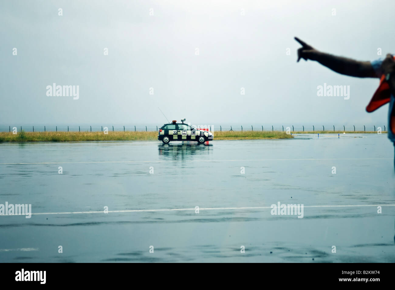 Airport ground crew signal hi-res stock photography and images - Alamy