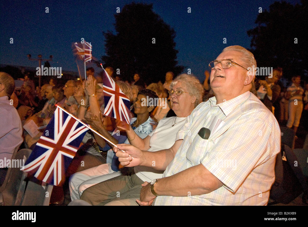 Audience clapping school hi-res stock photography and images - Alamy