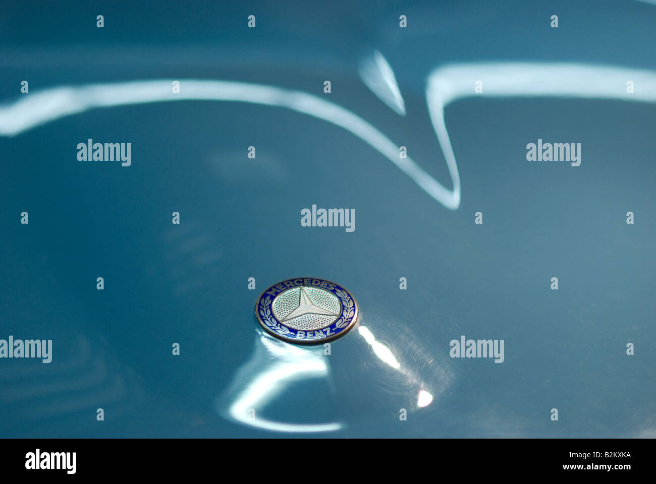 Daimler car badge hi-res stock photography and images - Alamy