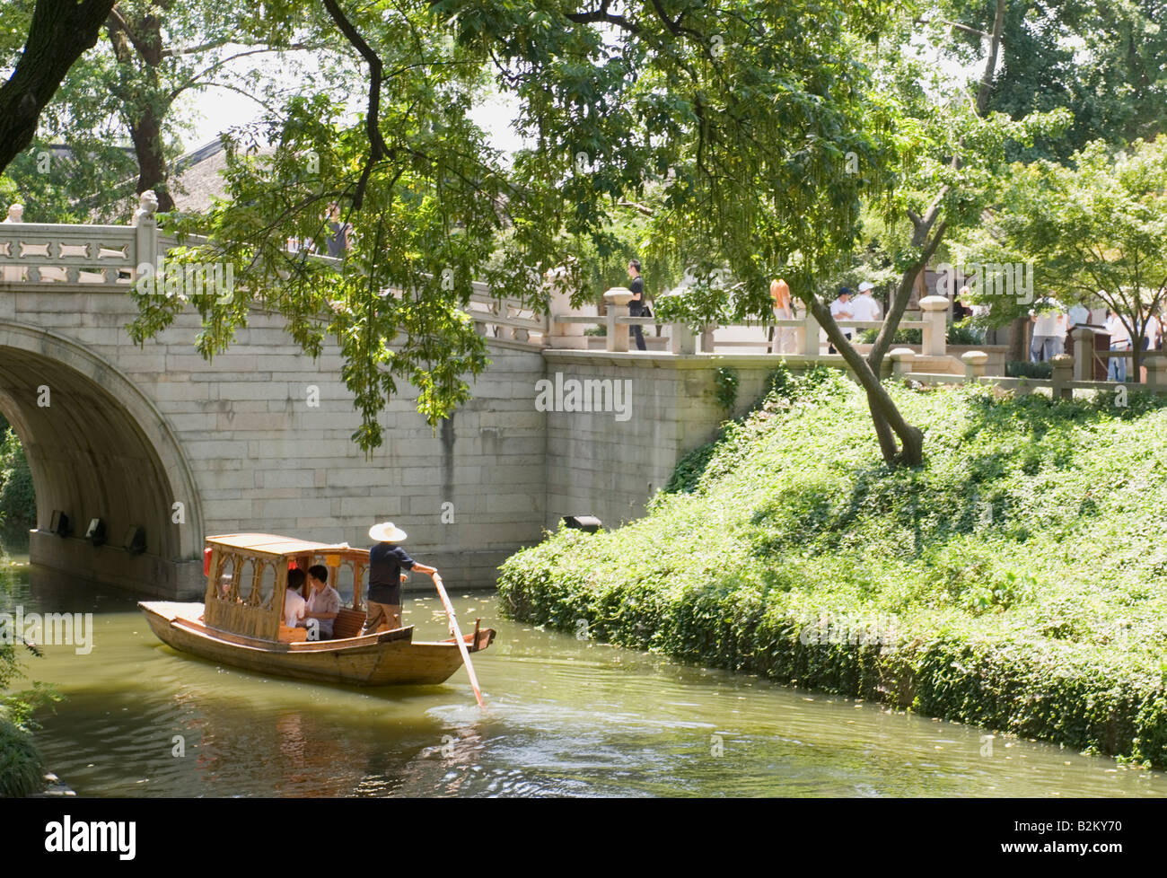 Boat ride tourists bridge hi-res stock photography and images - Alamy