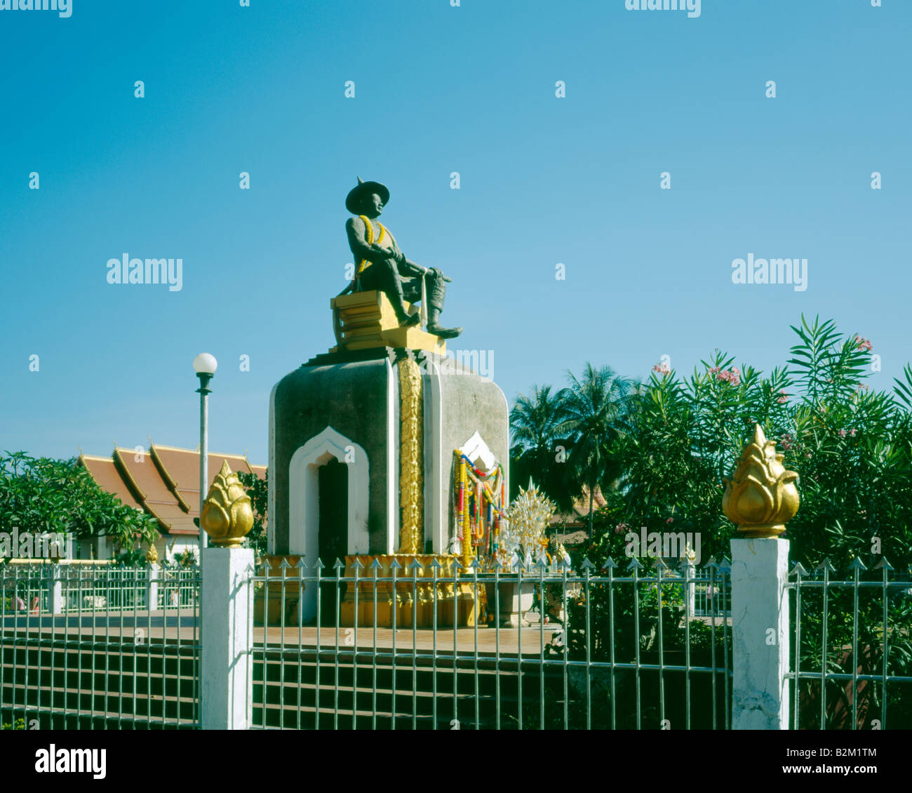 Statue of King Setthathirath at Pha That Luang Stock Photo - Alamy