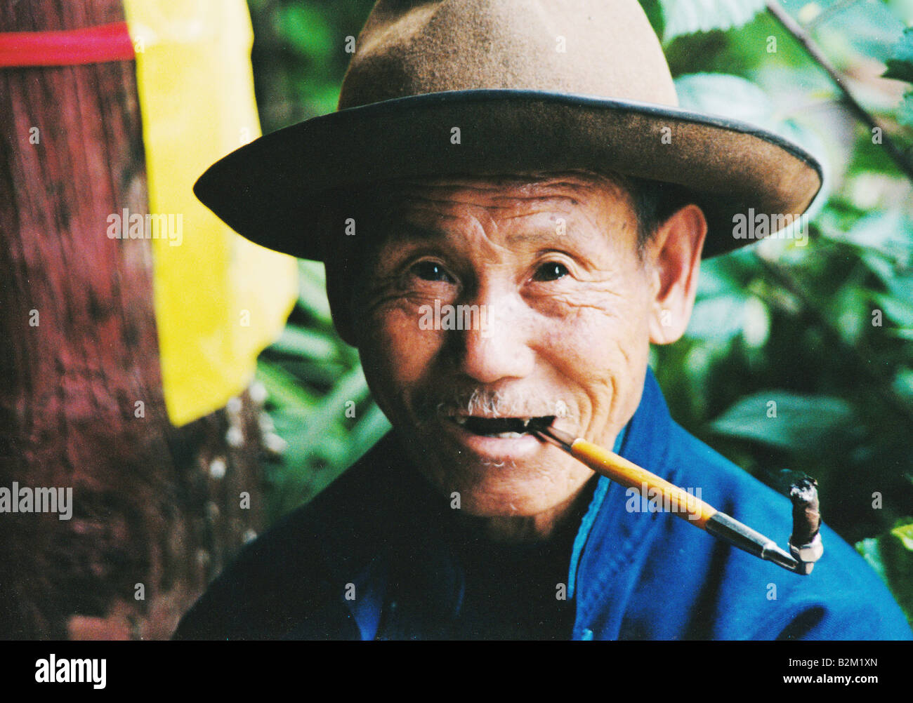 Old chinese man in Yunnan smoking pipe Stock Photo - Alamy