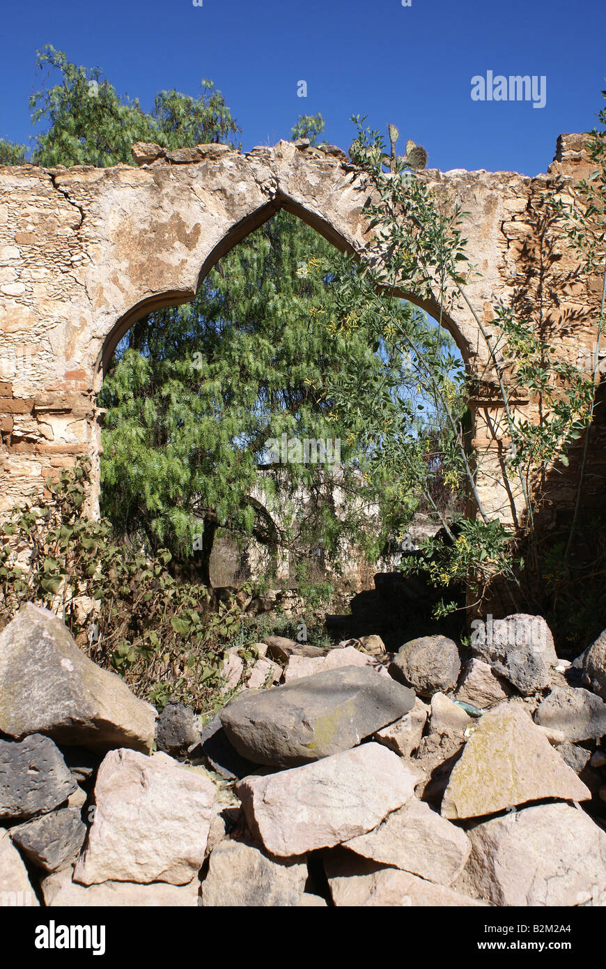 Old Mexico rock wall with unusual arch Stock Photo - Alamy