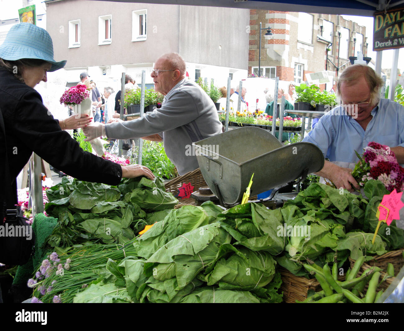 Market stall selling flowers hi-res stock photography and images - Alamy