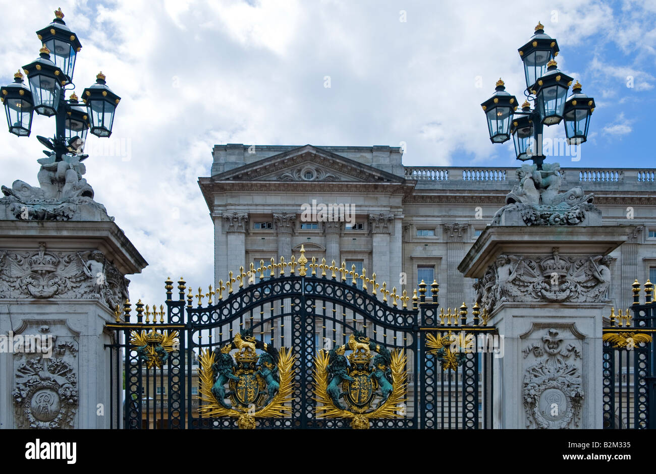 London a gate of Buckingham palace Stock Photo - Alamy