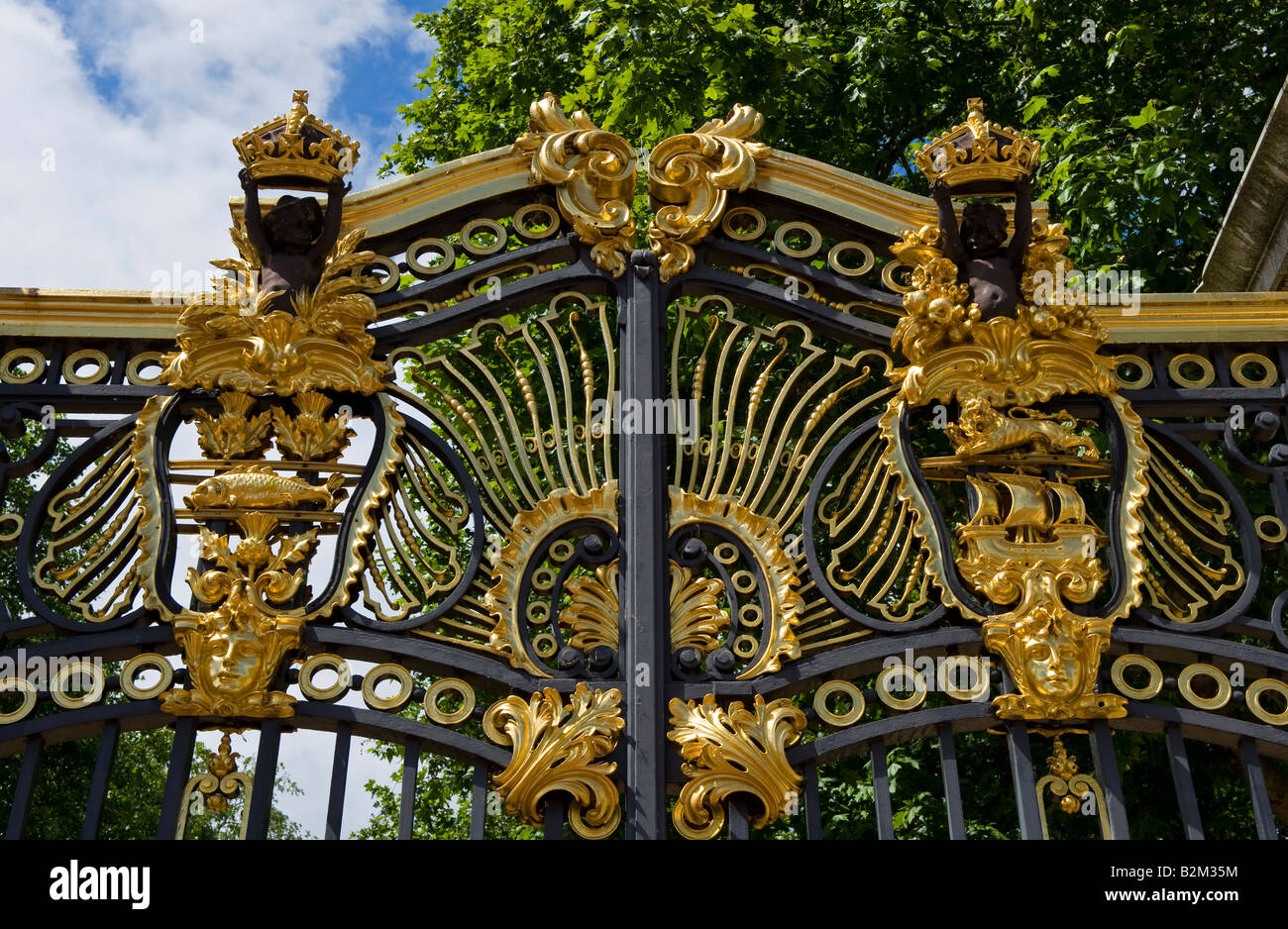 London a gate of Buckingham palace Stock Photo - Alamy