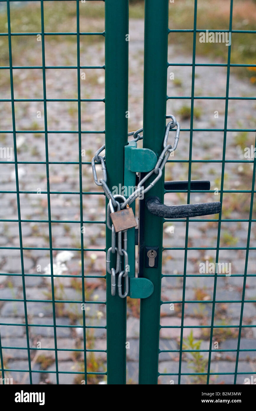 Security chain lock hi-res stock photography and images - Alamy