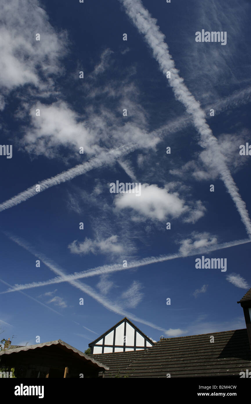 Aircraft vapour trails in the sky hi-res stock photography and images ...