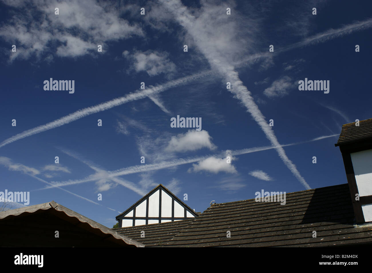 Aircraft vapour trails in the sky hi-res stock photography and images ...