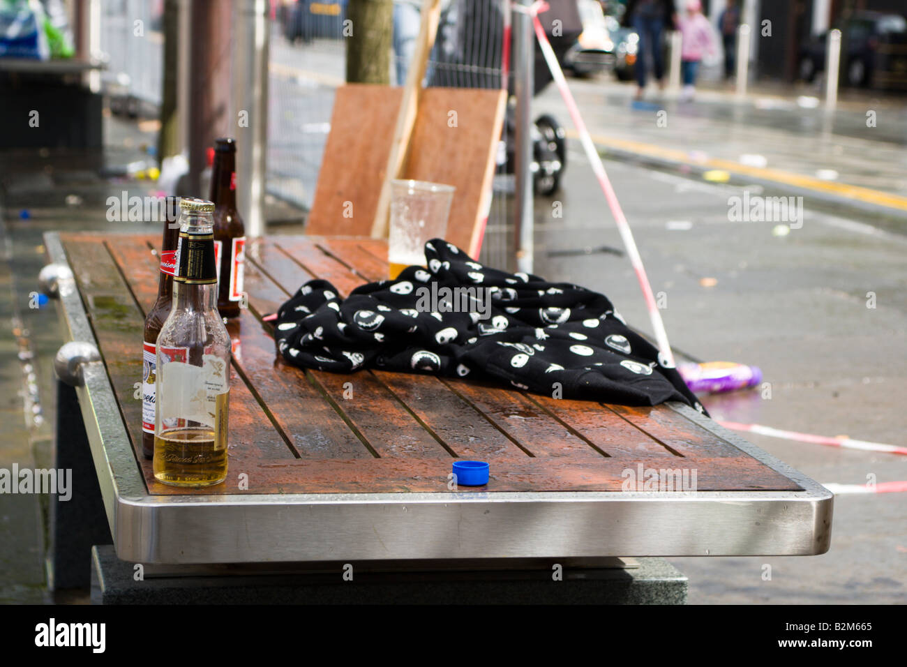 Bench beer hi-res stock photography and images - Alamy