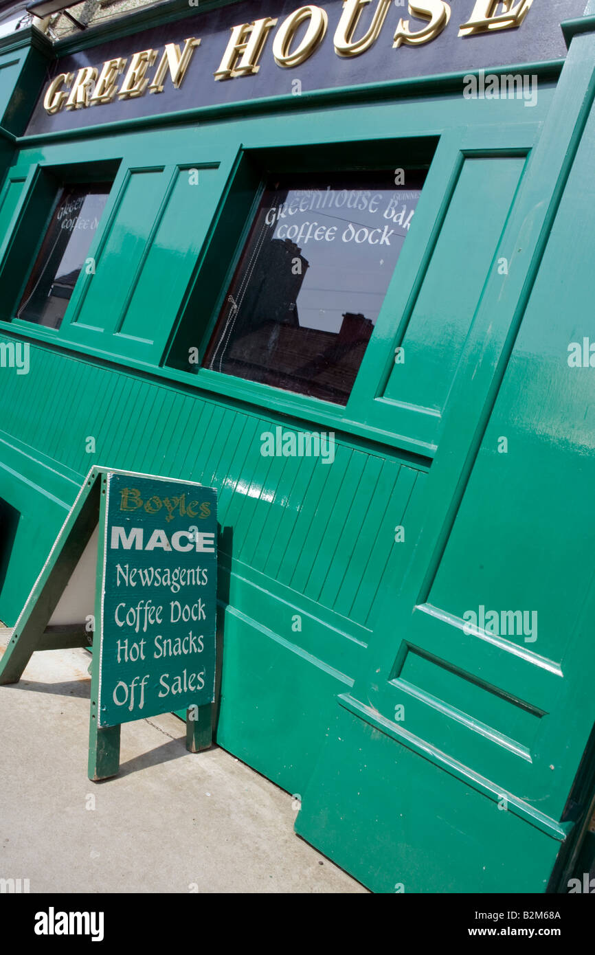 Green painted pub hi-res stock photography and images - Alamy