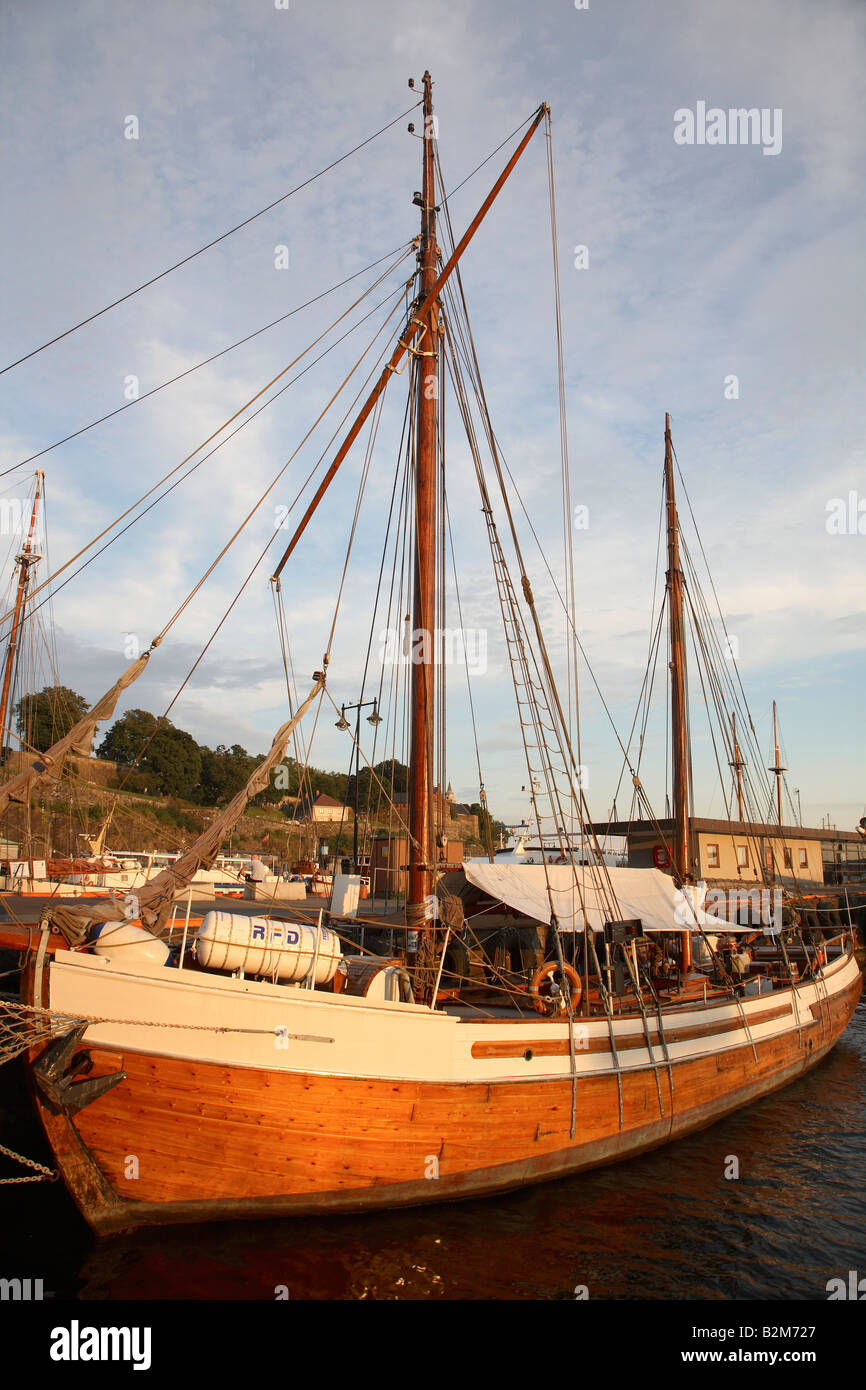 Harbor sailing ships hi-res stock photography and images - Alamy