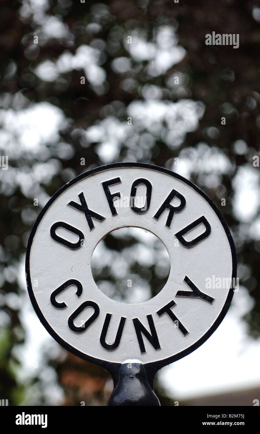 An old-fashioned 'OXFORD COUNTY' sign in Oxford city centre Stock Photo ...