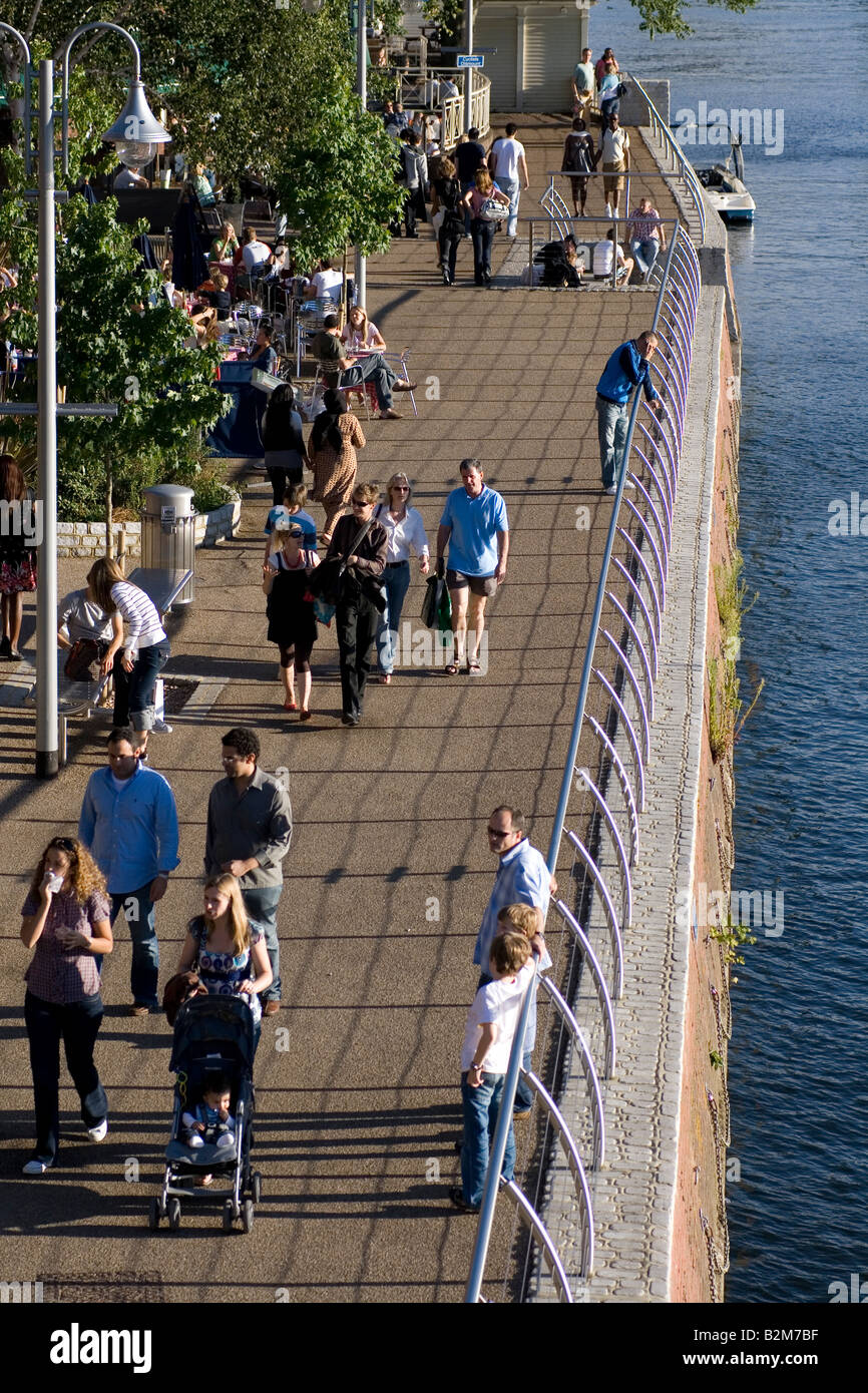 Riverside promenade thames hi-res stock photography and images - Alamy