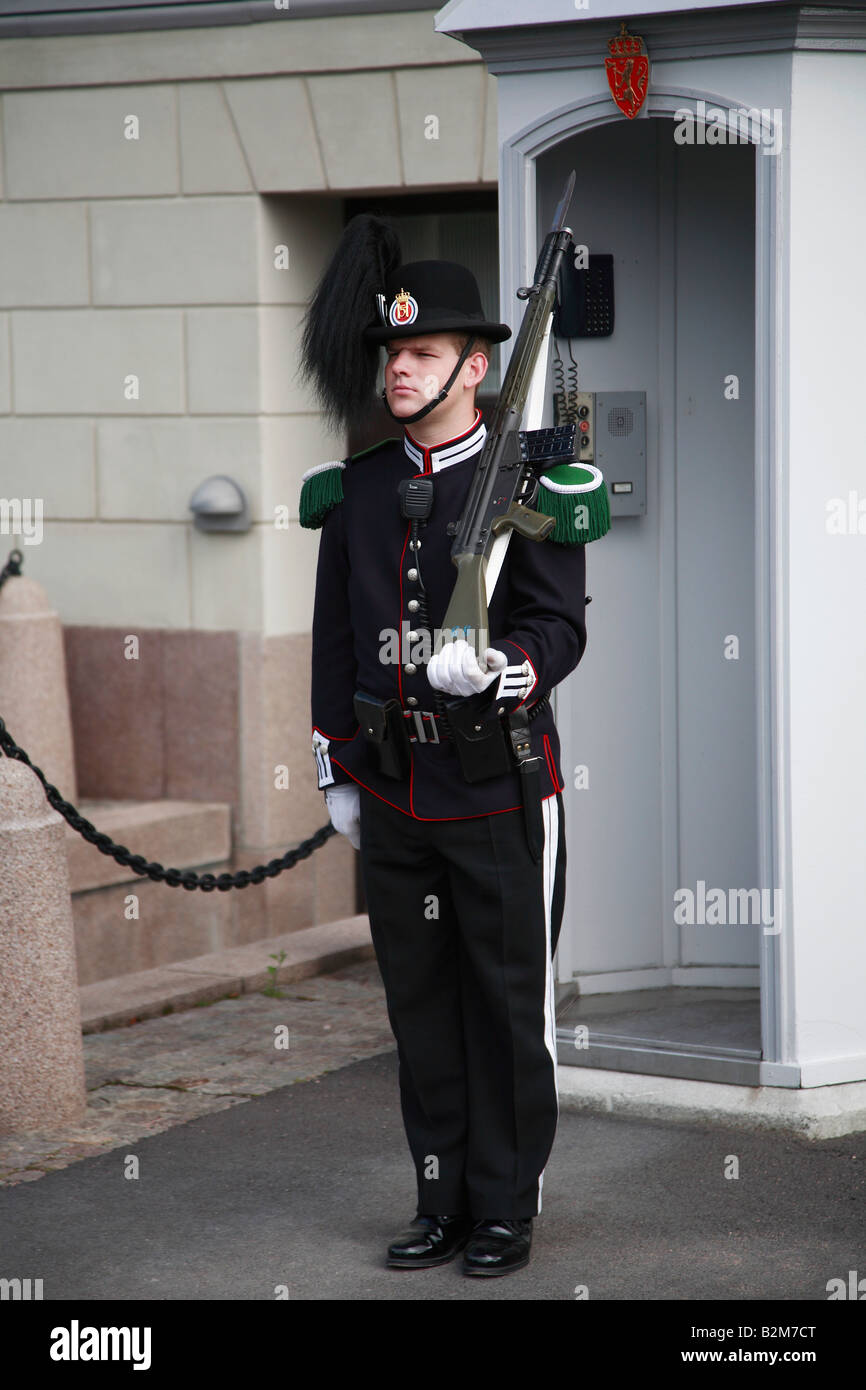 Royal palace guard hi-res stock photography and images - Alamy