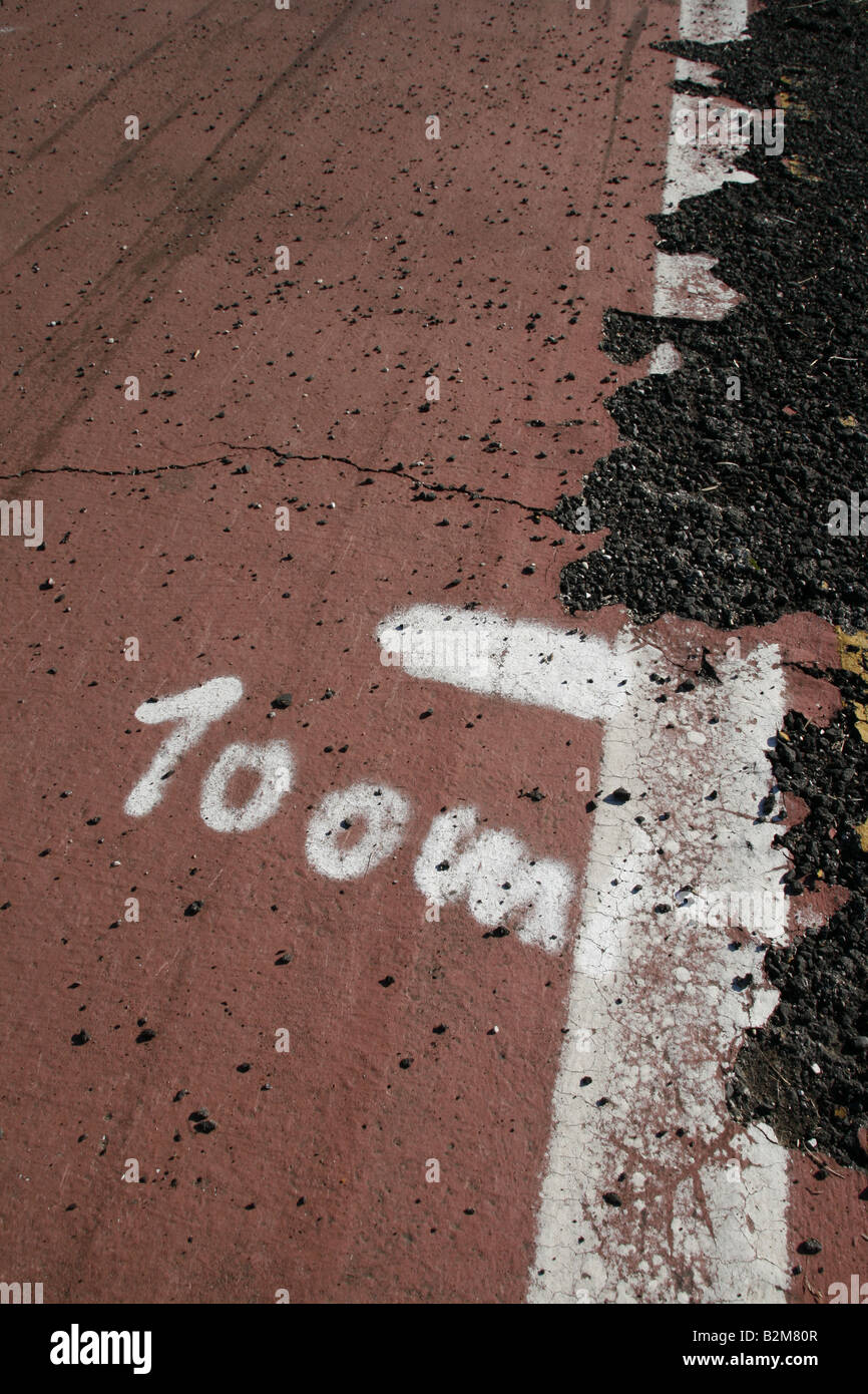 100 metres mark on empty street road and pavement sidewalk Stock Photo ...