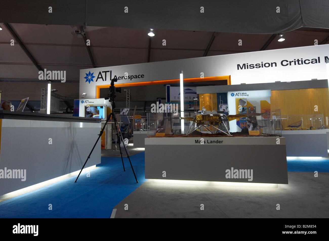 ATI Aerospace Mars Lander with photographer's camera and flash set up ...