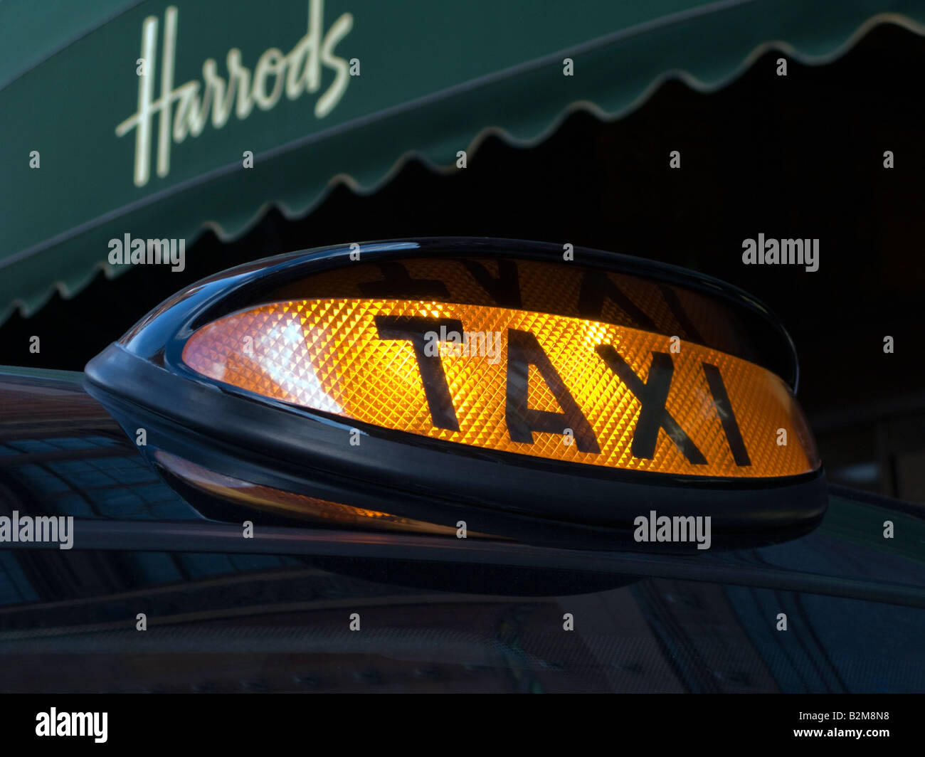 BLACK TAXI FOR HIRE SIGN (©LONDON TAXI COMPANY 2008) HARRODS (©CHARLES ...
