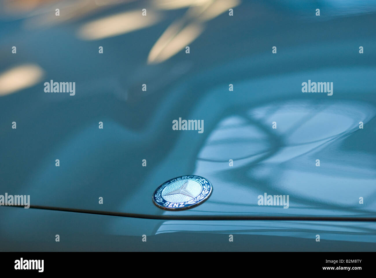The logo on the bonnet of a blue Mercedes Benz 230 SL Stock Photo - Alamy