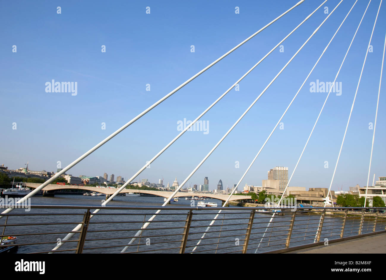 Hungerford footbridge london hi-res stock photography and images - Alamy
