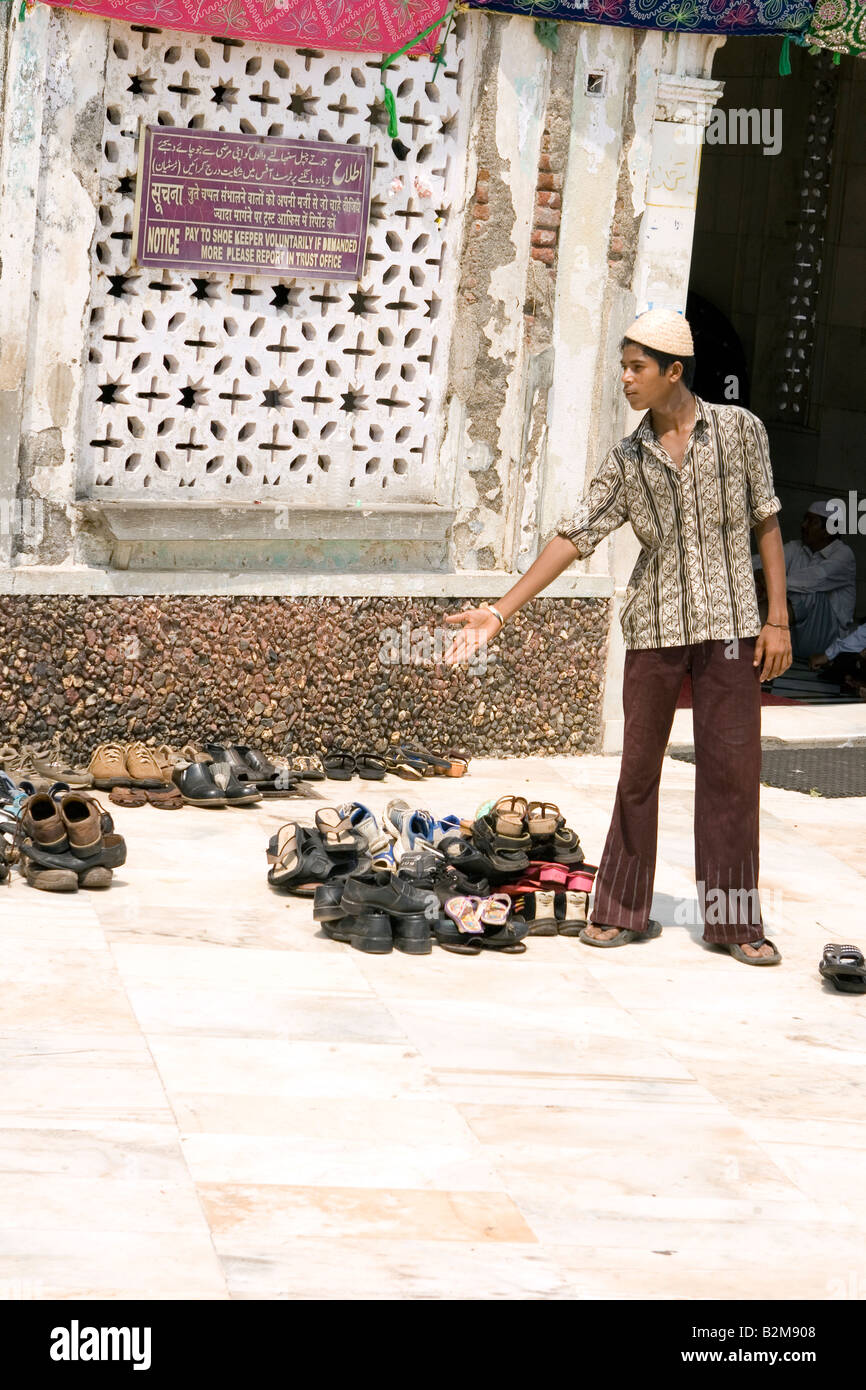 Traditional shoes india hi-res stock photography and images - Alamy