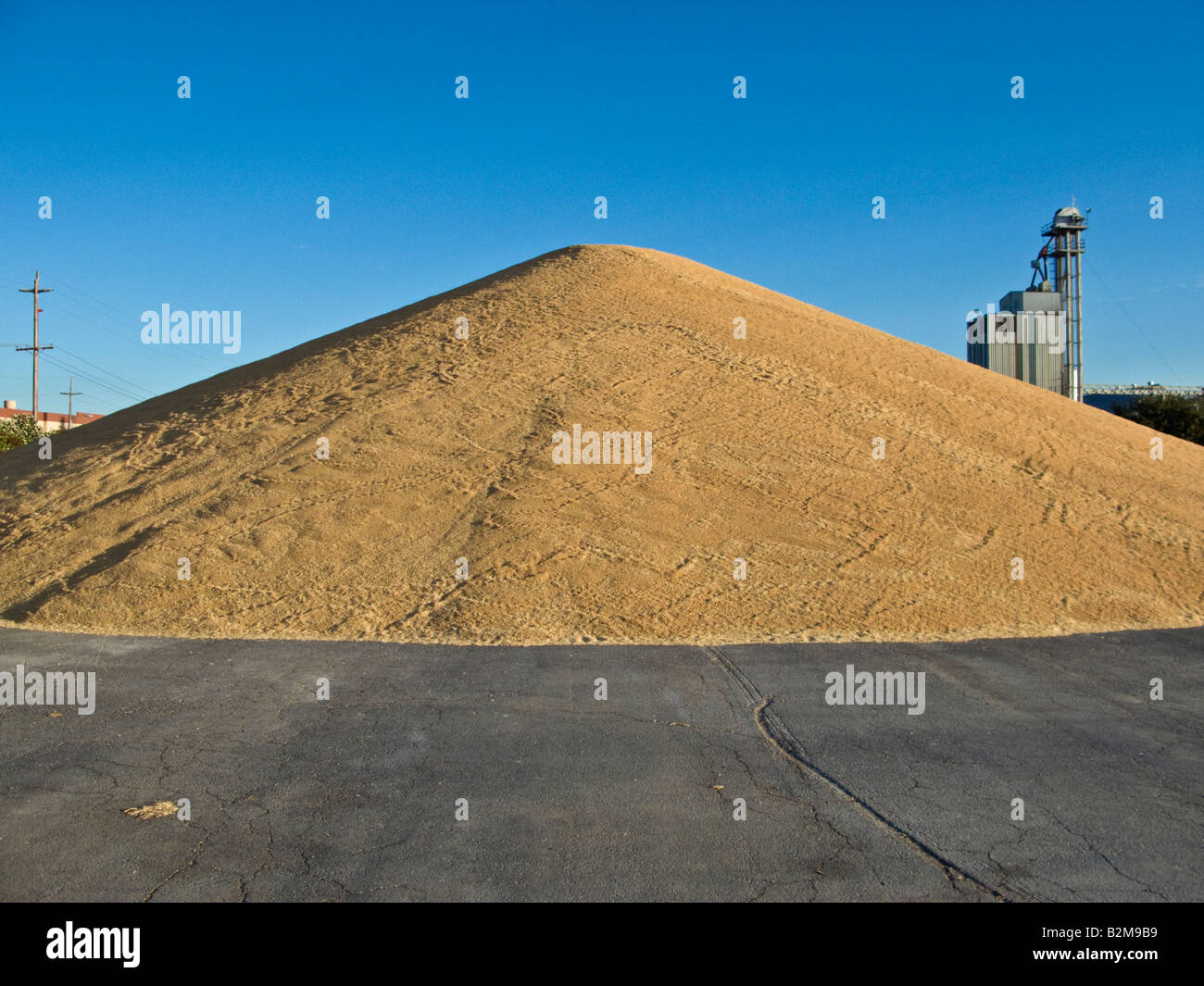 Pile of wheat hi-res stock photography and images - Alamy