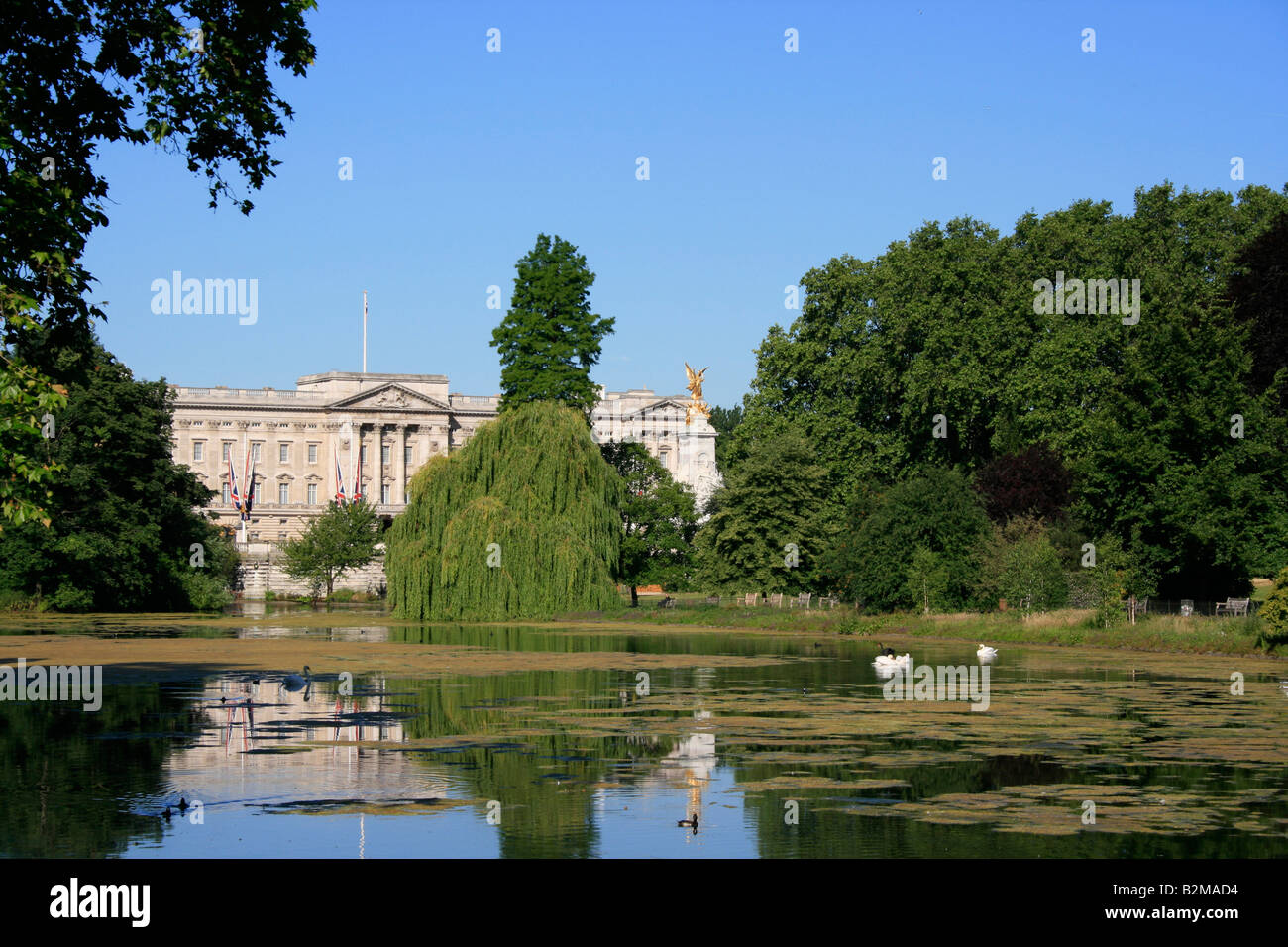Buckingham Palace seen from across the lake in St James Park Stock ...