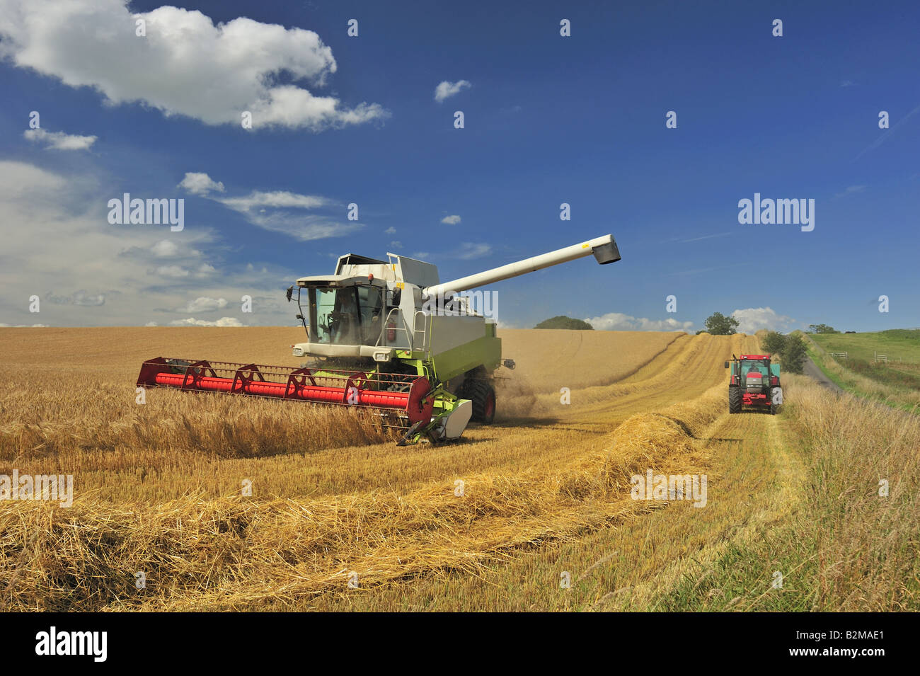 Combine harvester uk hi-res stock photography and images - Alamy