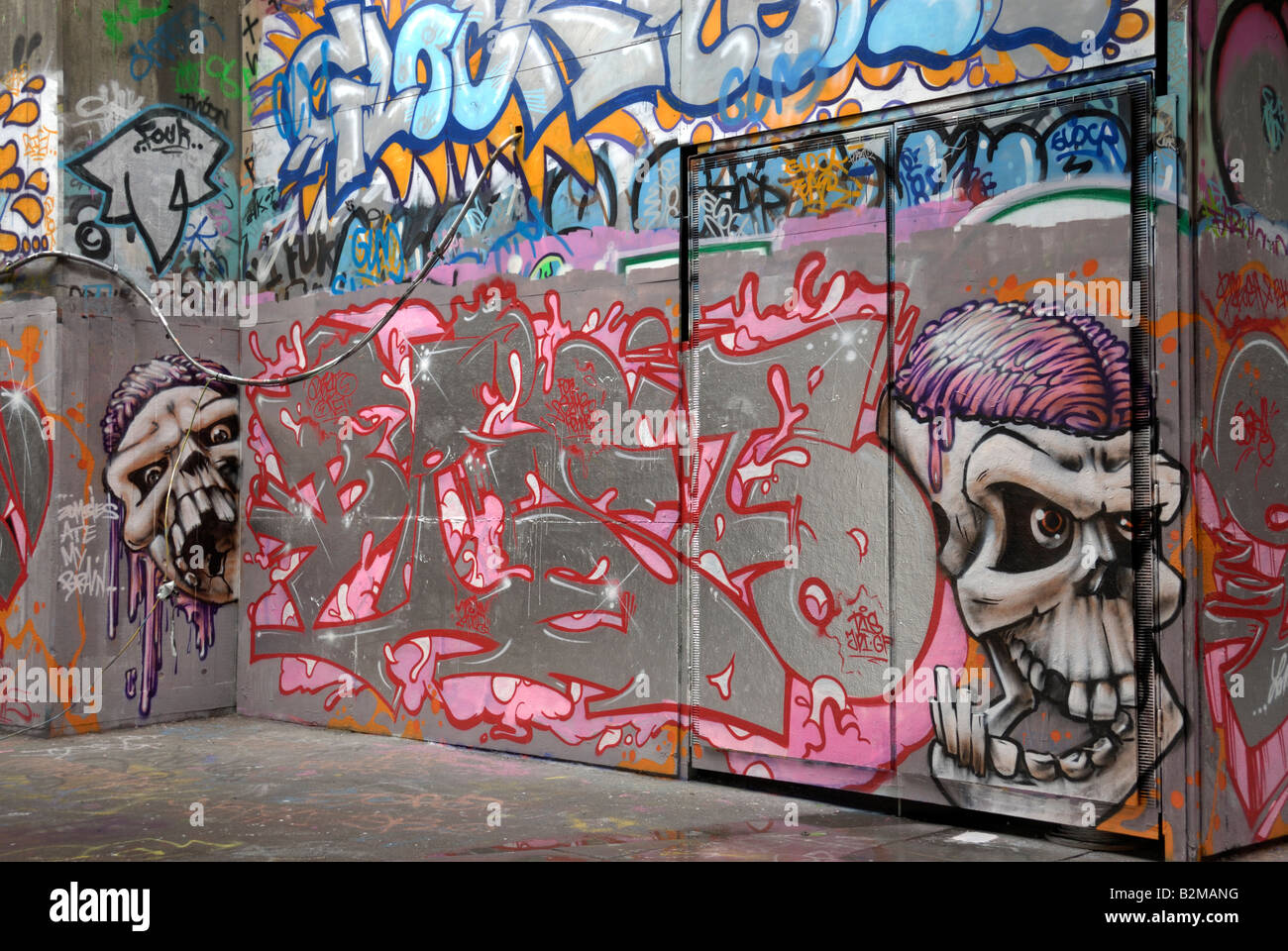 Graffiti of skeleton on wall Stock Photo - Alamy