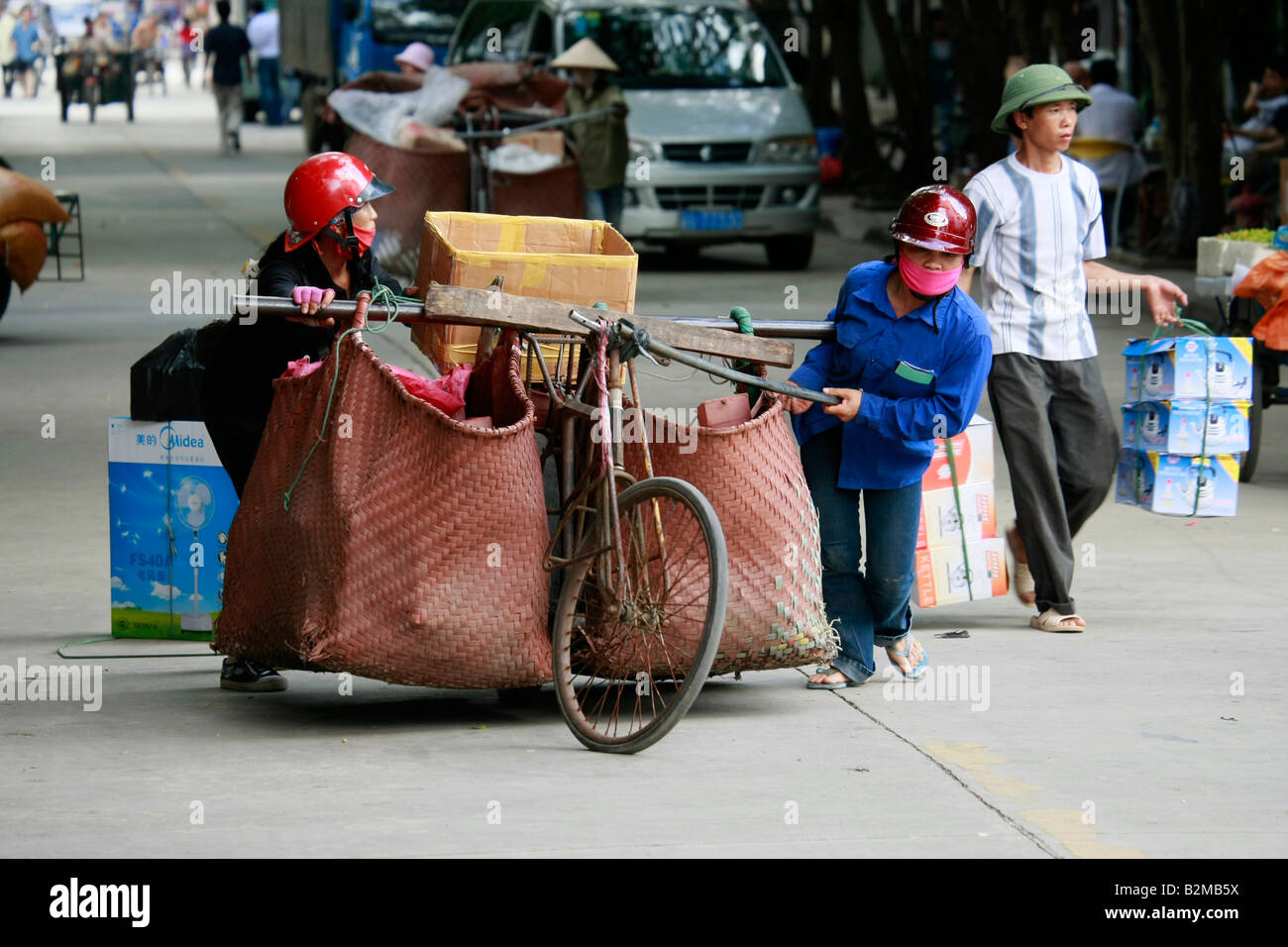 Vietnamese traders crossing the Chinese Vietnamese border at Hekou ...