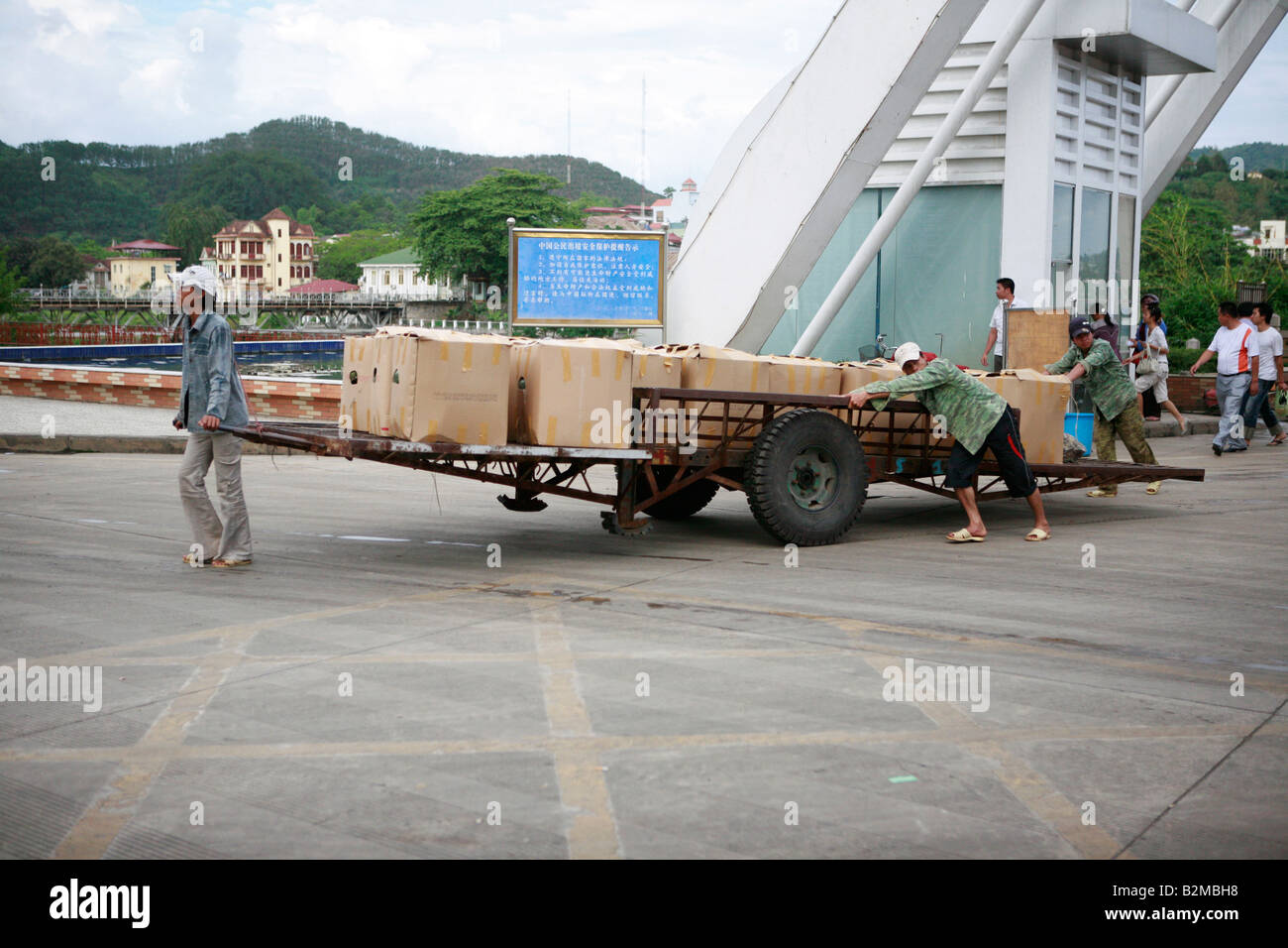 Vietnamese traders crossing the Chinese Vietnamese border at Hekou ...