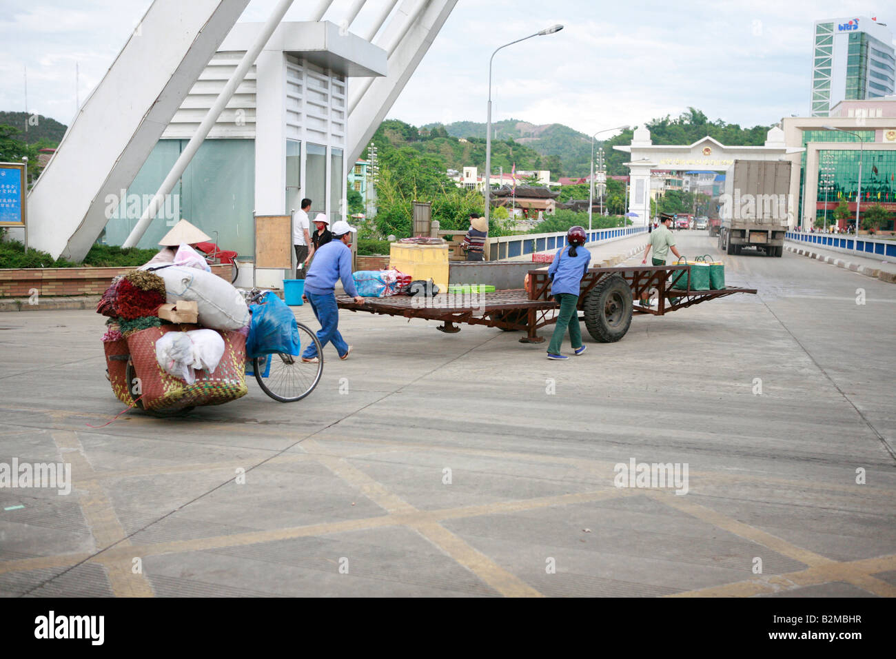 Vietnamese traders crossing the Chinese Vietnamese border at Hekou ...