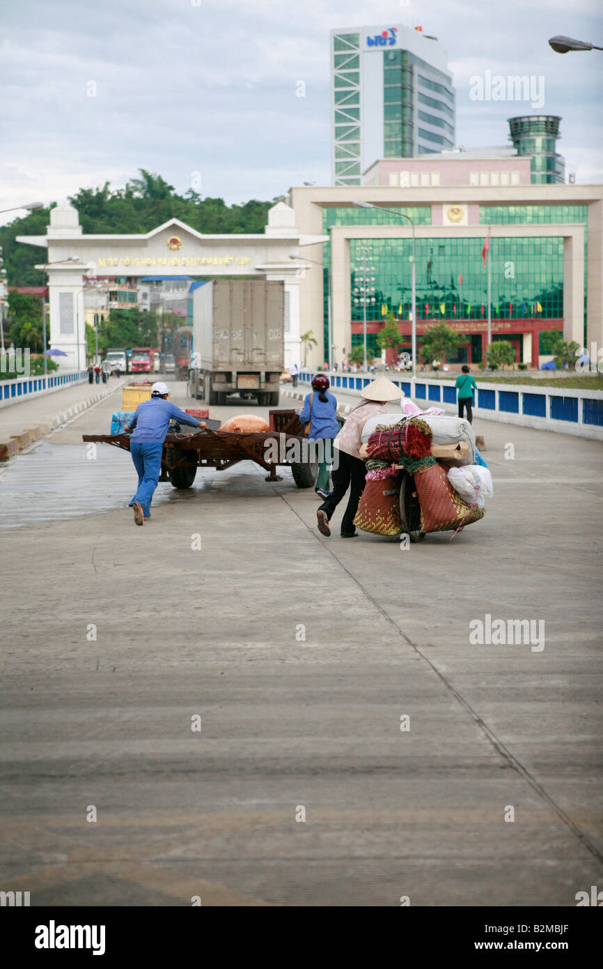 Vietnamese traders crossing the Chinese Vietnamese border at Hekou ...