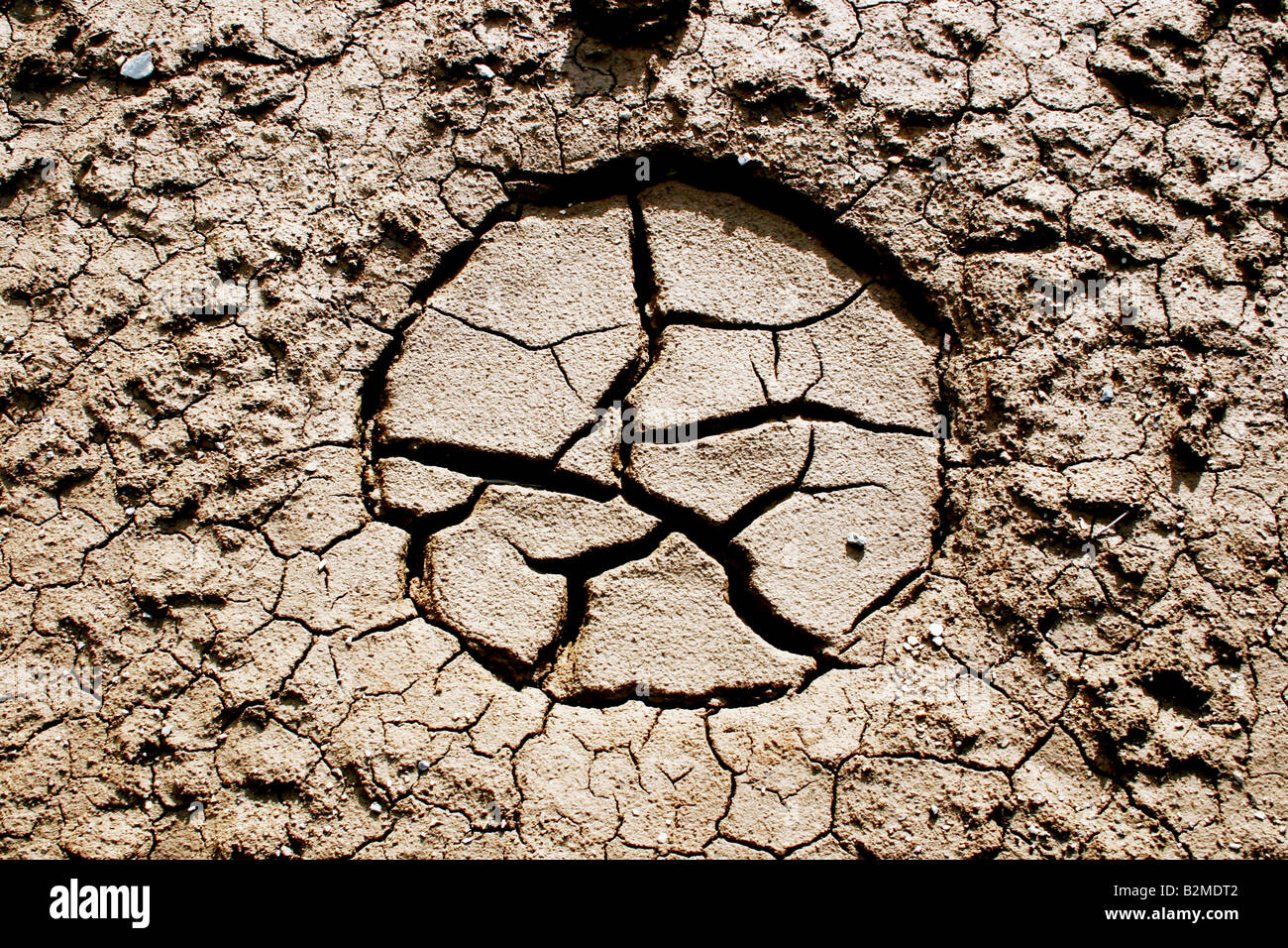 dry land with many cracks Stock Photo - Alamy