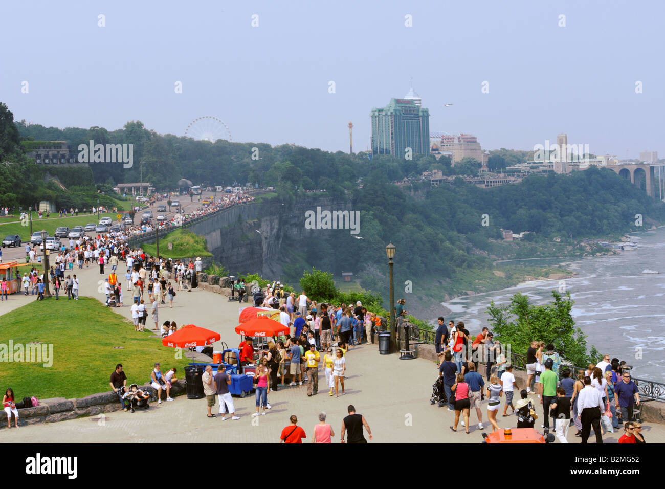 Tourist crowds and busy traffic along Niagara River Parkway in Niagara ...