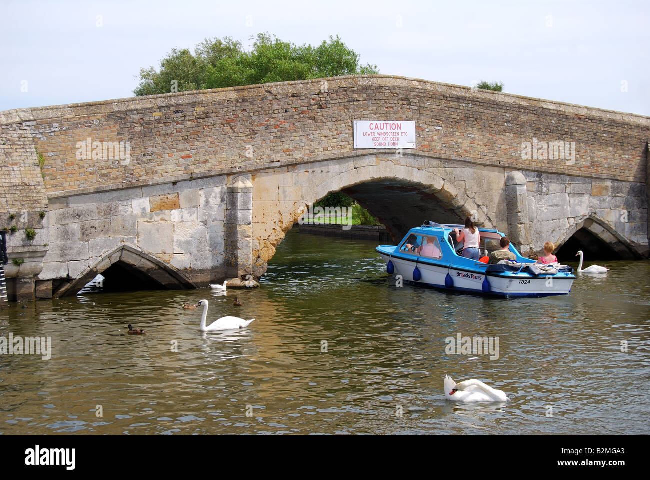 Old english stone bridge hi-res stock photography and images - Alamy