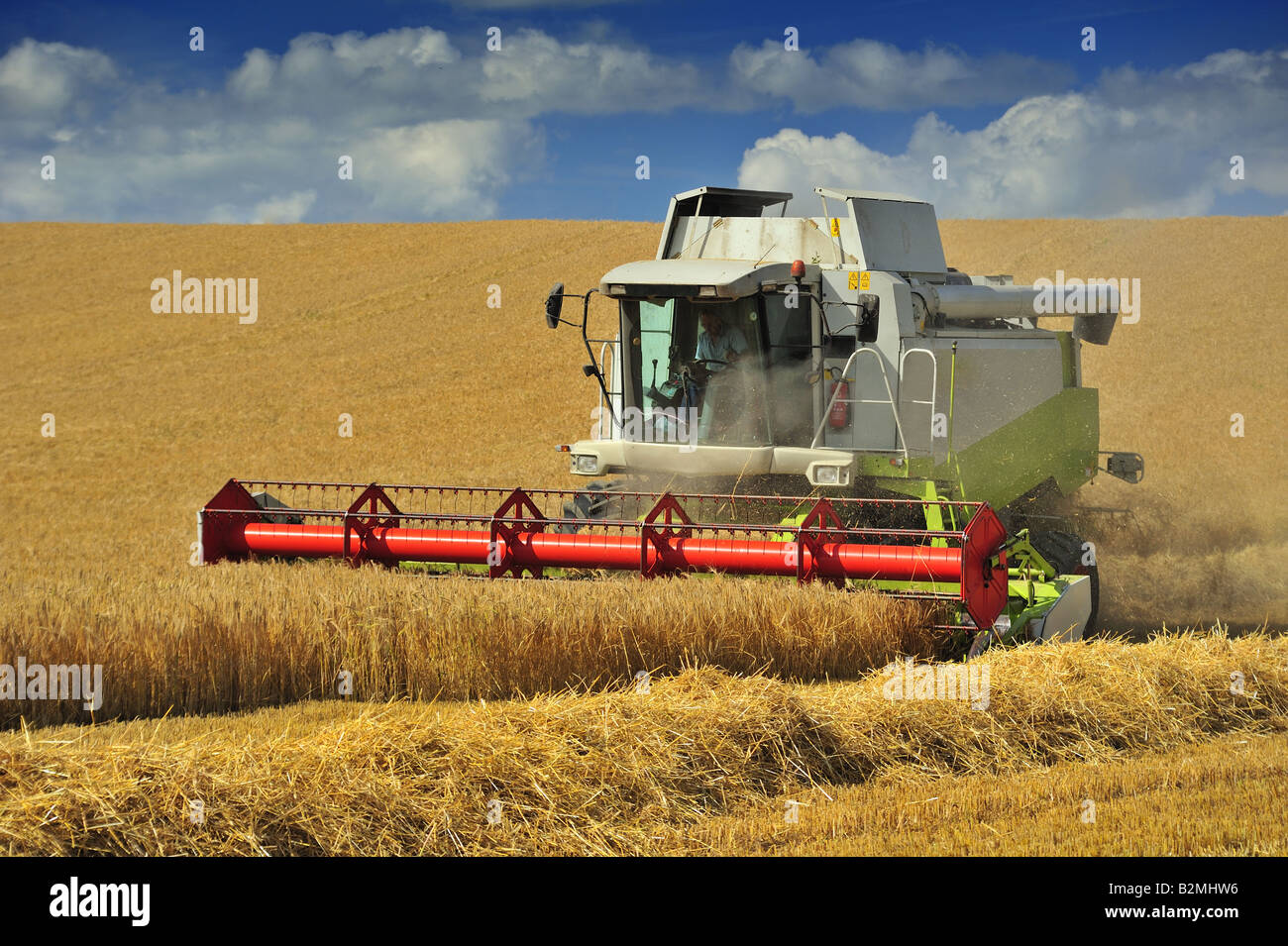 Combine harvester uk hi-res stock photography and images - Alamy