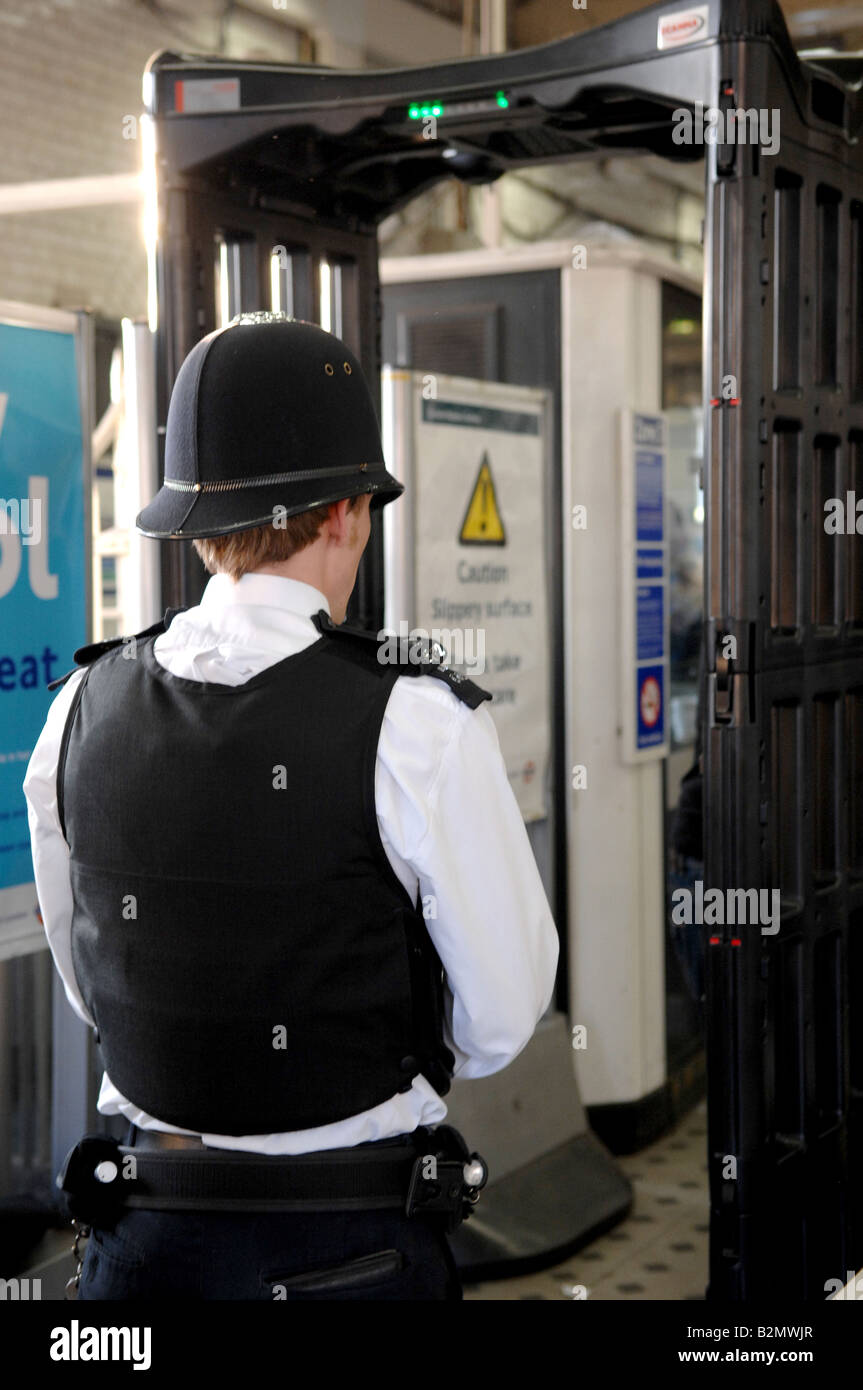 Knife detector hi-res stock photography and images - Alamy