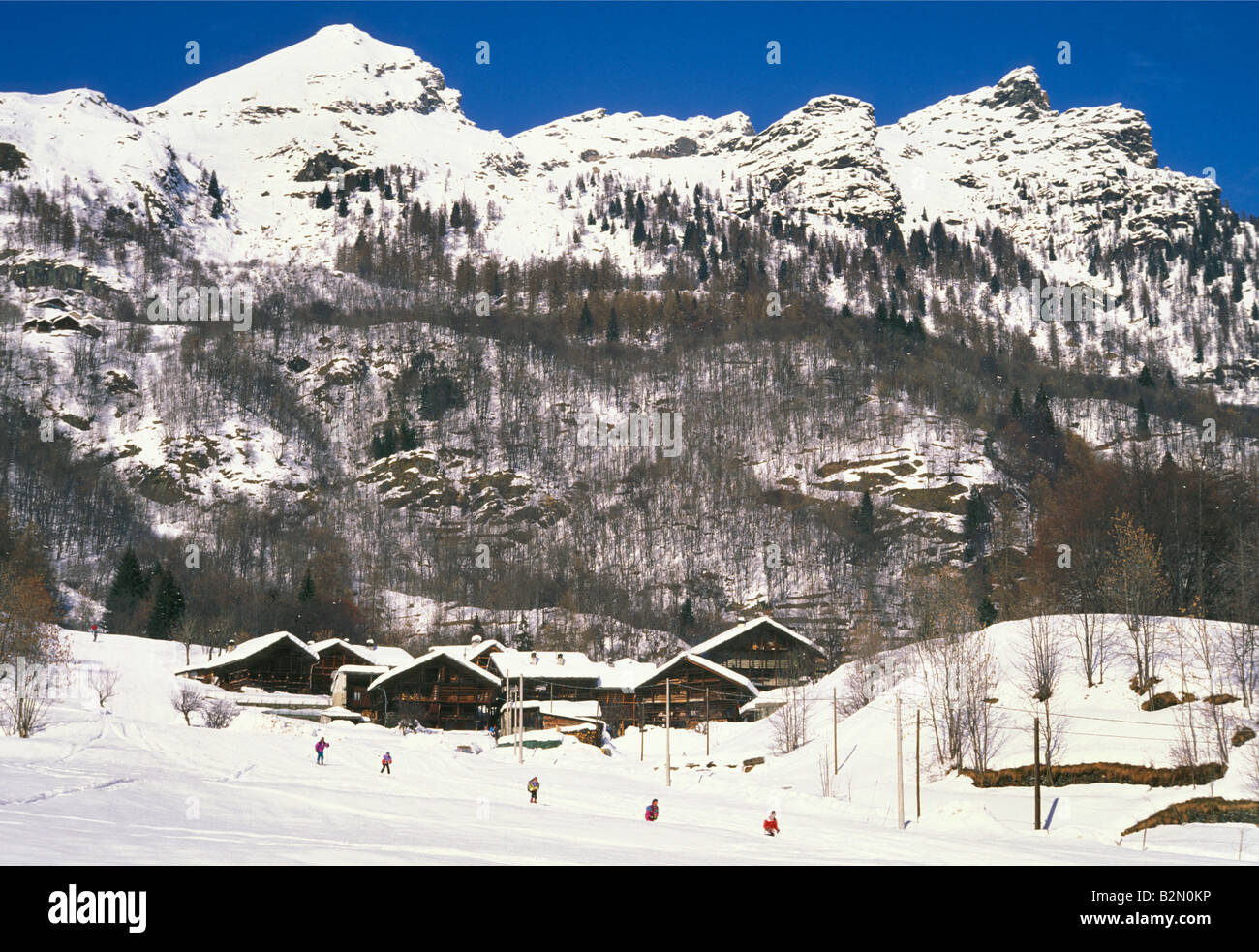walser village and skiers, alagna valsesia, italy Stock Photo - Alamy